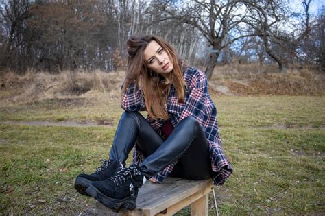 Hermosa Chica En El Bosque Cerca De Los árboles Foto Premium