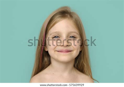 Niña Sonriente Felicidad Desnudo Chest Topless Foto de stock 575639929