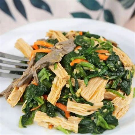 简单零负担的腐竹菠菜塔春天的菠菜正鲜嫩别错过 素食 辣椒 食材
