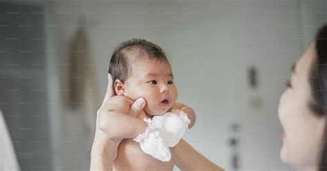 Une Belle Mère Joue Avec Son Nouveau Né Dans La Chambre Photo Petit