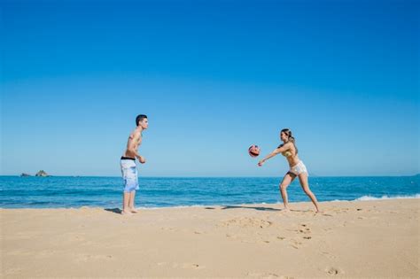 Para Gra W Siatkówkę Plażową Na Linii Brzegowej Darmowe Zdjęcie