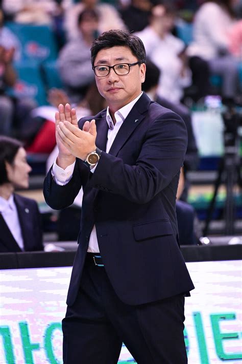 경기 전 김도완 하나원큐 감독 이소희 3점 김한별 공격 리바운드 억제해야 한다 박정은 BNK 썸 감독 경험이