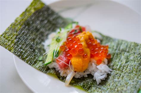 Photo Libre De Droit De Faites Des Sushis Roulés À La Main Avec Des