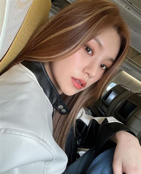 Inspirasi Warna Rambut Cokelat Ala Idol Cewek Korea