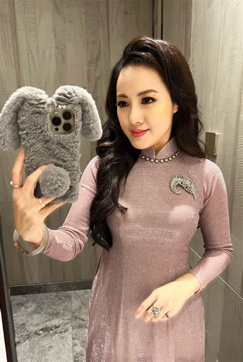 BTV Hoài Anh khoe sắc xinh đẹp trước giờ lên sóng nhưng đồ vật lạ lại