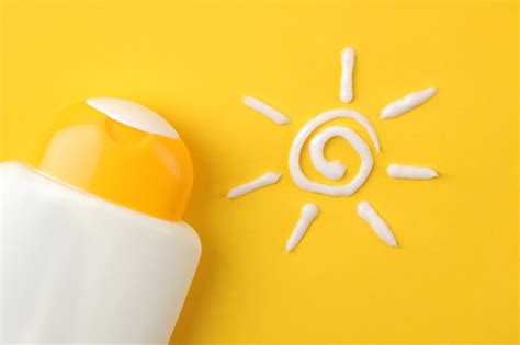 자외선 차단제 치료 밝은 노란색 배경에 다양한 자외선 차단제와 선크림 태양 보호 자외선 보호 여름 맨 위 보기입니다 햇볕 차단