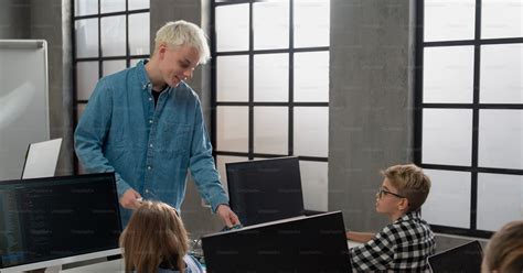학교 교실에서 컴퓨터를 사용하는 교사의 도움으로 학교 아이들 사진 Unsplash의 학생 학습 이미지