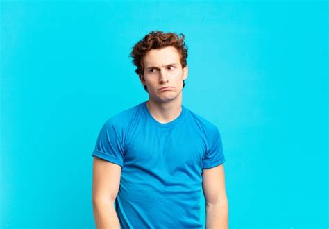 Мужчина синий фон Изображения скачать бесплатно на Freepik