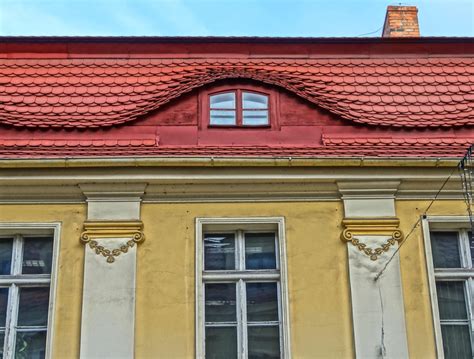 Небольшой карниз над окном на фасаде здания 80 фото