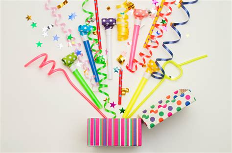 선물 상자와 다양 한 파티 색종이 풍선 깃발 Noisemakers 녹색 바탕에 장식 다채로운 축 하 배경입니다 기념일에 대한