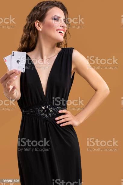 포커 게임 도박 및 카지노에 대 한 표시로 두 개의 Ace를 들고 아름 다운 금발 여자 가능성에 대한 스톡 사진 및 기타 이미지 가능성 검은색 겜블링 칩 Istock