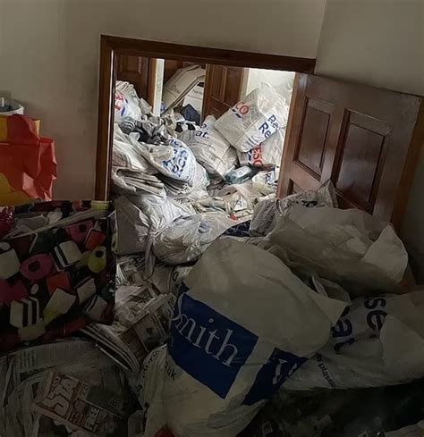 Homem Guarda Mil Jornais Em Casa E Tem De Morar No Carro Nunca Vi Nada Igual Mundo Casa
