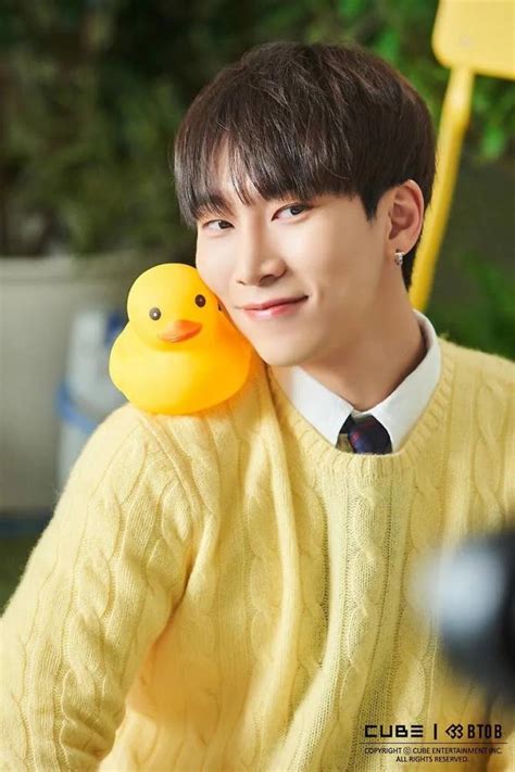 Btob Community Post 일하는 엄마 옆에서 은광이 그리고 있는 딸내미가 너무 귀엽고 예쁘고 사랑스러워서