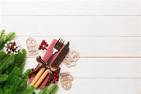 나무 배경에 크리스마스 장식의 상단보기 포크와 나이프에 냅킨에 리본과 디자인에 대 한 빈 공간으로 묶여 새해 무늬 컨셉 가문비나무에 대한 스톡 사진 및 기타 이미지 Istock