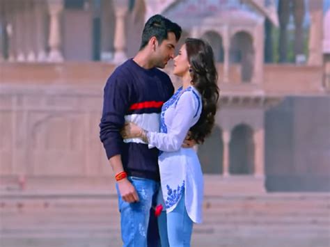 Watch Ayushmann Khurrana Nushrat Bharucha Romance In Ik Mulaqaat Song