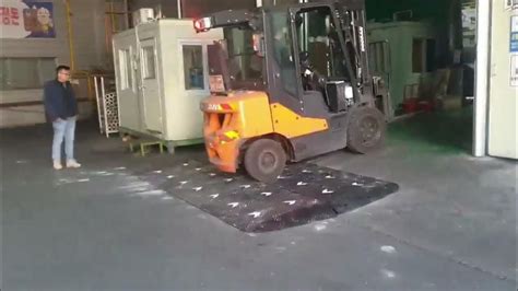 지게차 지게차경사로 지게차진입판 시공문의 ☎️ 010 5664 3640 코스만경사로 전문 공장턱 물류창고턱 창고턱 공사현장 산업현장 등에서 필요한 지게차 고무 차량진입판