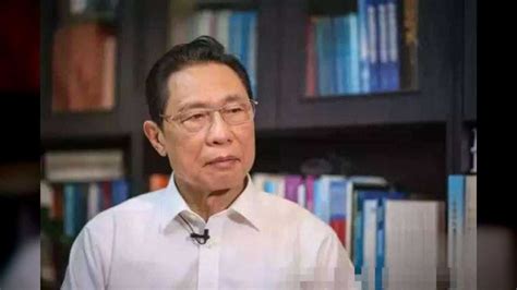 吴孟达高铁偶遇钟南山两人相互合影达叔瞬间成迷弟高清1080p在线观看平台腾讯视频