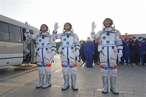 “坐火箭太爽了”！今天，他的表情包火了神舟海潮师生