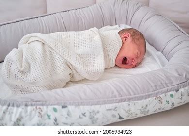 Hundred Naked Crying Baby Royalty Free Images Stock Photos Pictures Shutterstock