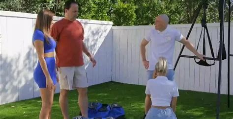 Соседи свингеры обменялись женами и трахнулись в спальне 720p