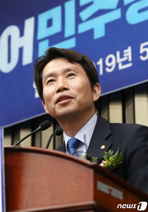 이인영 더민주 신임 원내대표의 미소 뉴스1