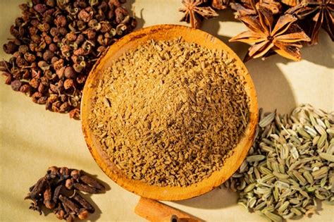 Tempero tradicional chinês cinco especiarias em pó e matérias primas em