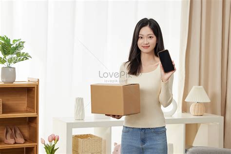 익스프레스 박스와 휴대폰을 들고 있는 젊은 여성 사진 무료 다운로드 Lovepik