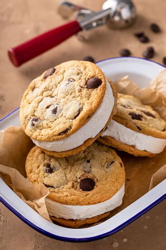 바닐라 아이스크림과 초콜릿 칩 쿠키를 곁들인 아이스크림 샌드위치 0명에 대한 스톡 사진 및 기타 이미지 0명 거품 내기 과거 Istock