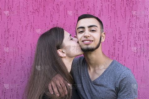 男孩和女孩享受在一起的时光