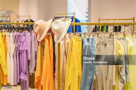 상점 여름과 봄 구색 의류 가게의 옷걸이에 여러 가지 색의 청소년 옷 행거에 대한 스톡 사진 및 기타 이미지 행거 0명 Fashion Show Istock