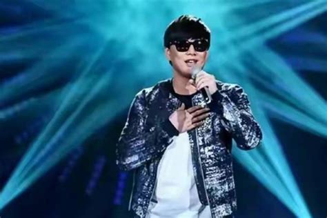 盲人歌手萧煌奇，近日被质疑是假盲人，本人亲自辟谣说消息为假。音乐才华人们