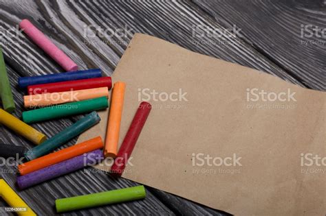 그림과 종이 를 위한 파스텔 다른 색상의 스틱 그들은 흰색과 검은 색 페인트로 그린 소나무 보드에 누워있다 0명에 대한 스톡