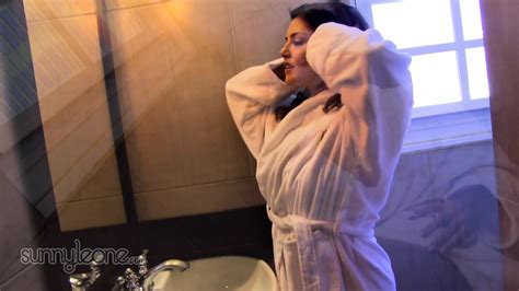 Sunny Leone करनजीत कौर 💕 Stripping Out Of The Bathrobe Eporner
