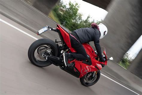 Тест Energica EGO RS: сколько стоит самый быстрый в мире электрический ...