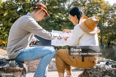 노트북과 종이 문서를 사용하여 발굴을 계획하고 있는 두 명의 젊은 동료 20 24세에 대한 스톡 사진 및 기타 이미지 20 24세 2명 건설 현장 Istock