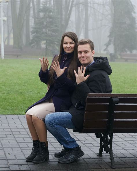 Девушка сидит на коленях у парня Скамейка в туманном парке Photo