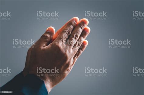 그리스도인의 삶의 위기를 하나님께 드리는 기도 여자 더 나은 삶을 바라는 하나님의 축복을 위해 기도하십시오 여자는 성경으로