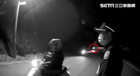 女控騎車遭員警攔查還被「亮槍電擊」！影片曝光惹議警公布密錄器打臉