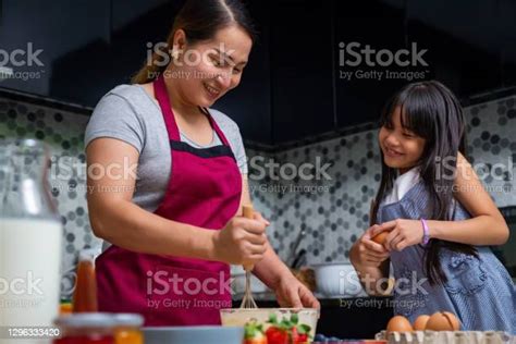 부엌에서 함께 팬케이크를 요리 할 준비를 귀여운 어린 딸과 함께 아사인 어머니 2명에 대한 스톡 사진 및 기타 이미지 2명 가정 생활 가정 주방 Istock