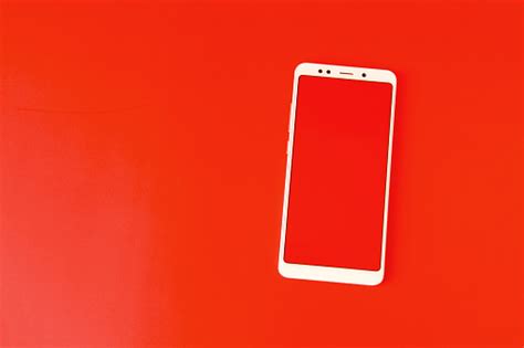 온라인 쇼핑의 개념 밝은 빨간색 배경 복사 공간에 빨간색 화면이있는 흰색 전화 Brand Name Smart Phone에 대한