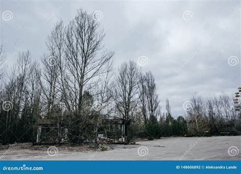 在普里皮亚特市中心的一个游乐园内废弃的木马和废弃的摩天楼切尔诺贝利灾难前科 图库摄影片 图片 包括有 范围 技术 148606892