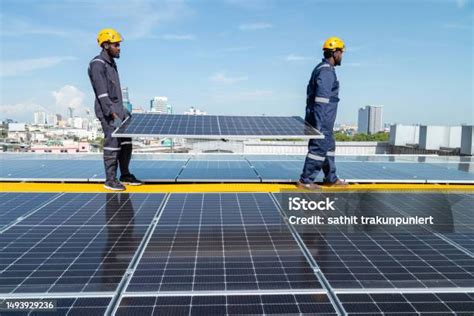 엔지니어와 기술자는 지붕에 태양 전지 패널을 설치하기위한 도면을 확인합니다 2명에 대한 스톡 사진 및 기타 이미지 2명 Workers Party 개발 Istock