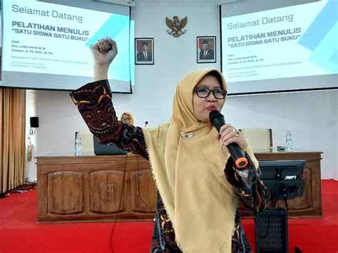 Membangun Keterampilan Menulis Melalui Pelatihan Satu Siswa Satu Buku