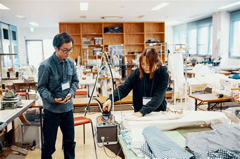 섬유 제조 스튜디오에서 함께 일 하는 두 개의 중반 성인 디자인 전문가 2명에 대한 스톡 사진 및 기타 이미지 2명 경영자