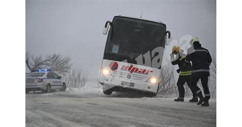 Спасиха молдовци от заседнал автобус край Варна Снимки