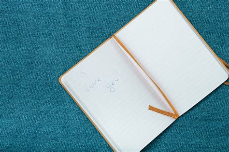 명각 등의 인장 제조 기술을 발전시키고자 설립되었습니다 사랑해요 노트북 및 Space For Text 낮에 대한 스톡 사진 및