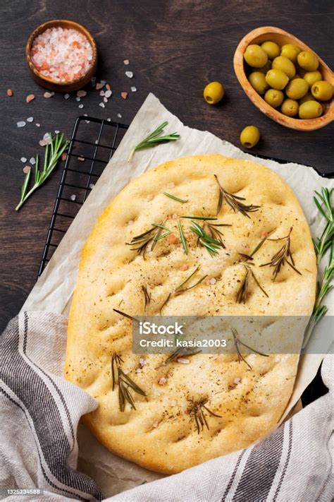오래된 나무 소박한 테이블 배경에 향기로운 조미료와 로즈마리와 이탈리아 전통 Focaccia 빵 베이킹 위쪽 보기 부드러움에 대한 스톡 사진 및 기타 이미지 Istock