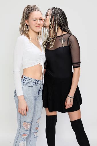 고립 된 배경에 스튜디오에서 포즈를 취하는 아프로 머리띠를 가진 두 명의 아름다운 자매 땋은 머리에 대한 스톡 사진 및 기타 이미지 땋은 머리 2명 가족 Istock