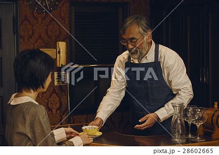 コーヒーを出す店主の写真素材 28602665 PIXTA