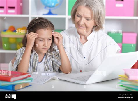 Oma Mit Ihrer Enkelin Stockfotografie Alamy